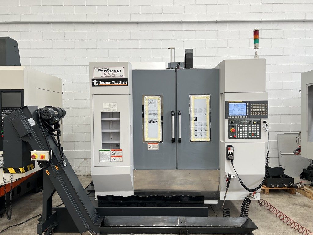 centro di lavoro verticale 4 assi AKIRA SEIKI 2.5 XP usato